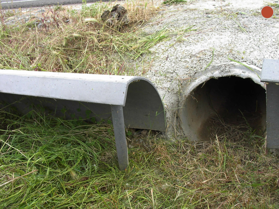 biodiversity_infrastructure_handbook_5_5_53_amphibian_passage_bad_fencing